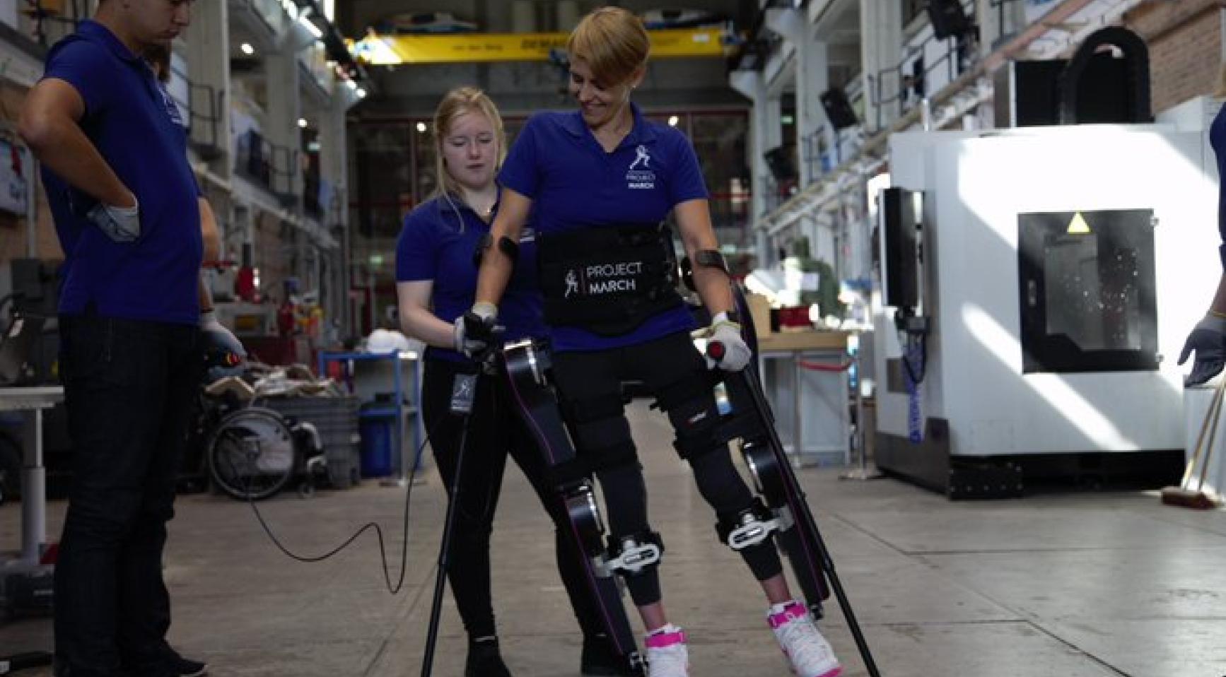 Delft students' robotic exoskeleton to help paralyzed people walk | NL ...