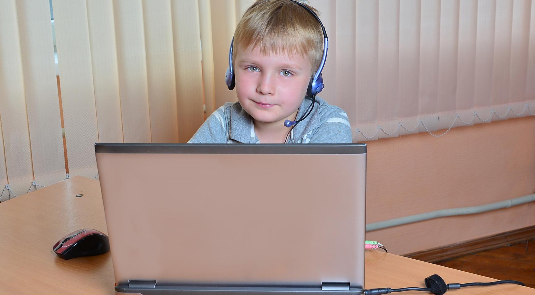 Amsterdam sponsors over 3,000 laptops for distance learning during ...
