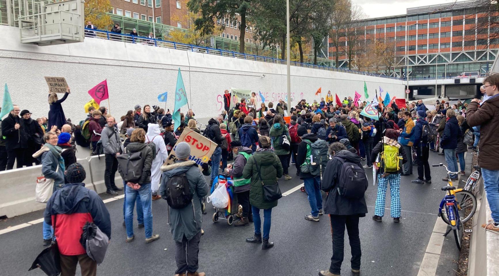 Extinction Rebellion begins final stretch of walking-tour to A12 | NL Times