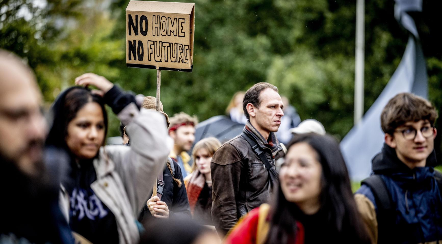 200 people participate in housing protest in The Hague, one person ...