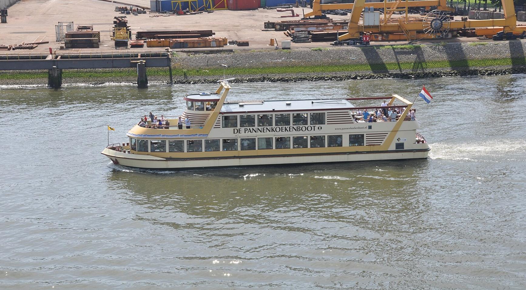 Fire outbreak on pancake boat in Rotterdam, passengers unharmed | NL Times