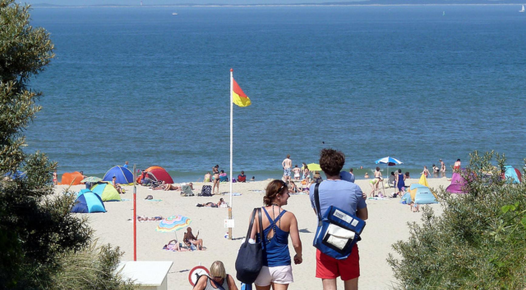 Fewer trains from Amsterdam to the beach today | NL Times