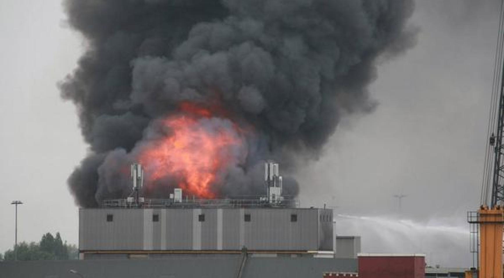 Massive port fire in grease factory under control | NL Times
